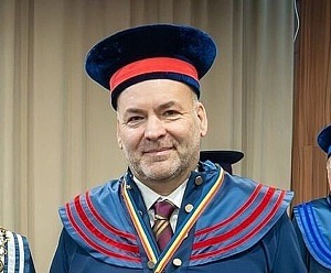 Professor Robert Harris receives honorary doctorate – CMM